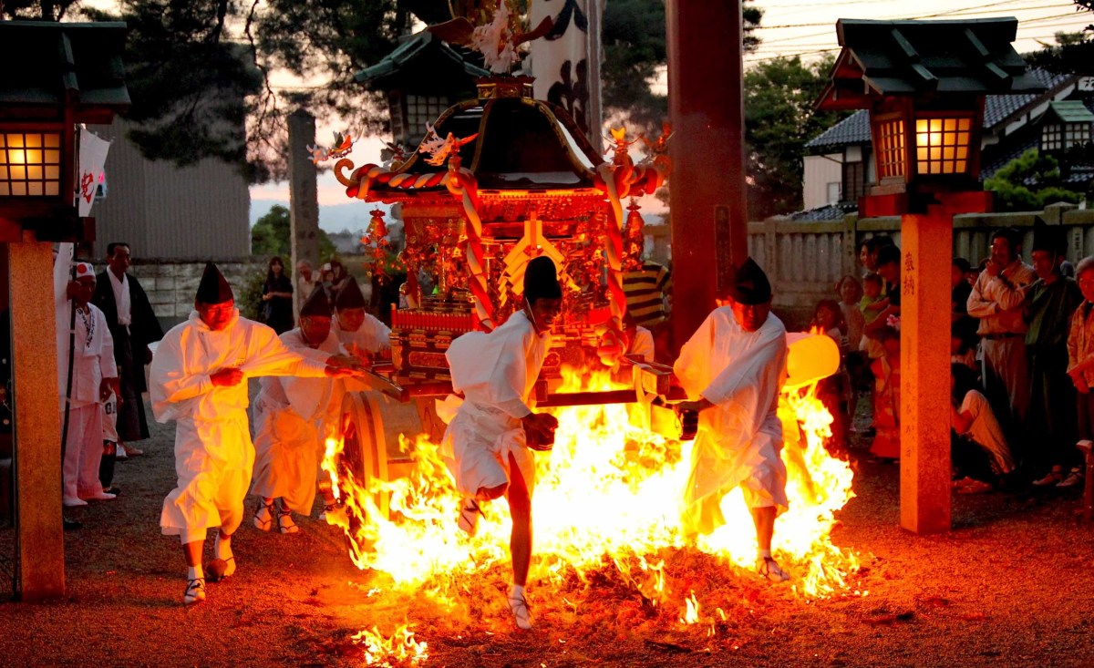 Ancient Fire-Walking Ritual in Japan – ARTMO MAG